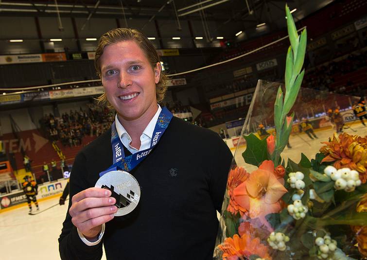 Nicklas Backstrom Finally Receives His Olympic Silver Medal From Sochi
