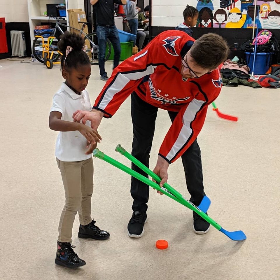 Pheonix Copley does jumping jacks with the kids from Hendley Elementary ...