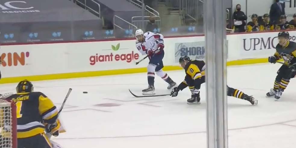 Tom Wilson scores goal on consecutive shifts in first period