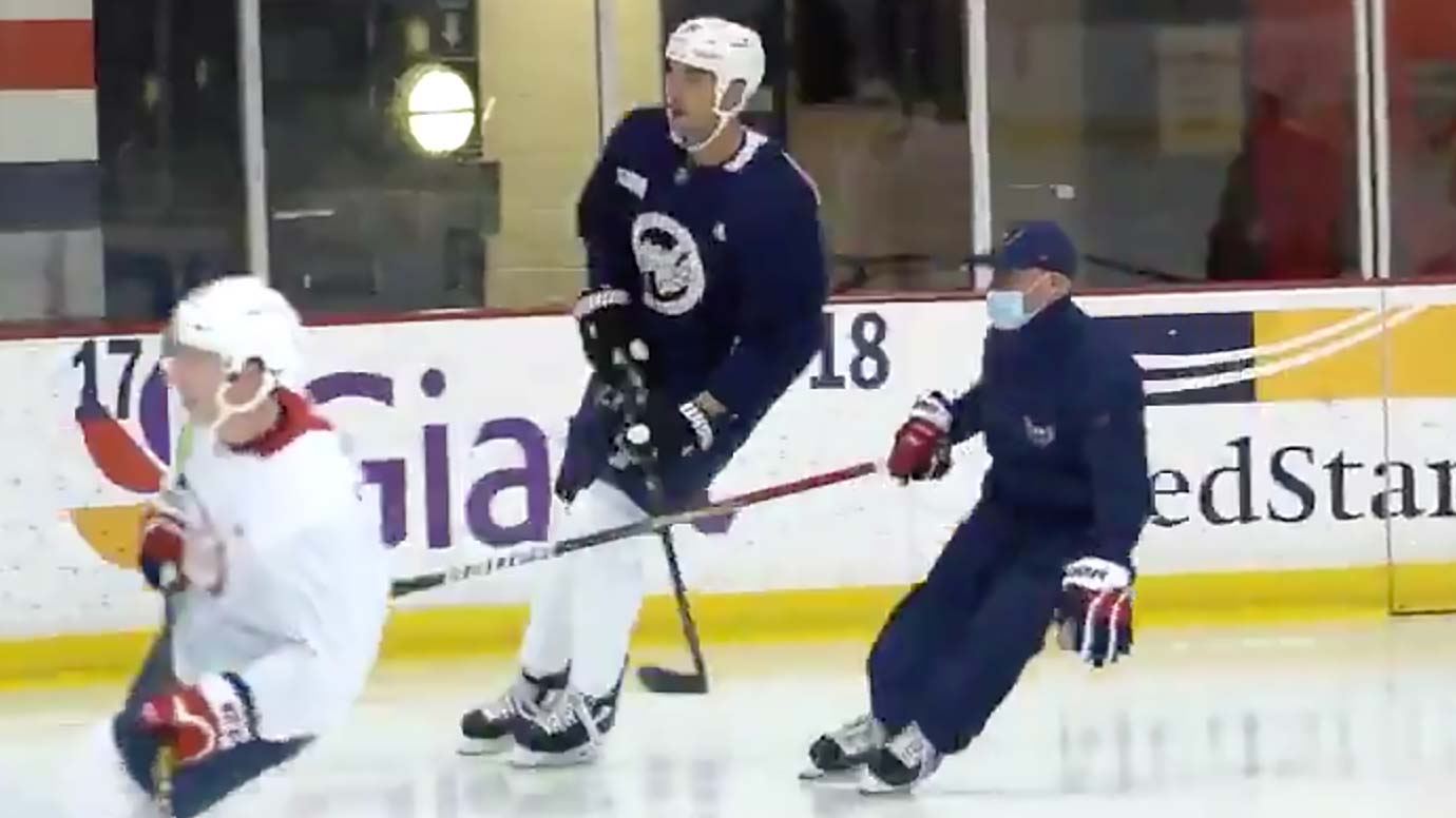 A first look at Zdeno Chara in a Capitals jersey