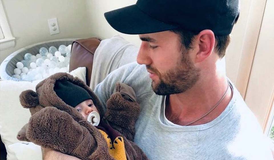 Tom Wilson meets Adam Kempny, wants matching bear onesies 🐻