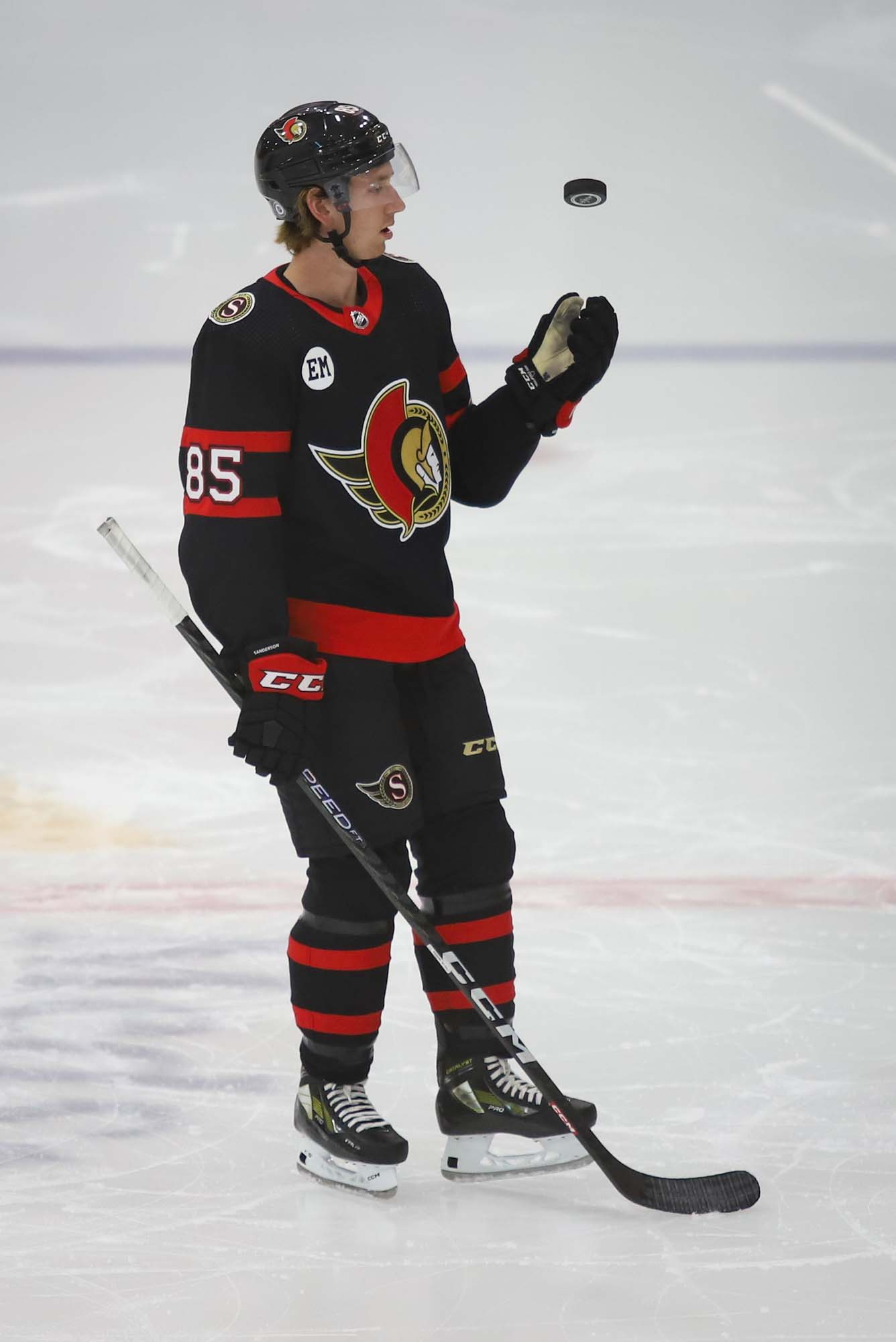 file-jake-sanderson-tossing-puck-nhlpa-showcase-aland