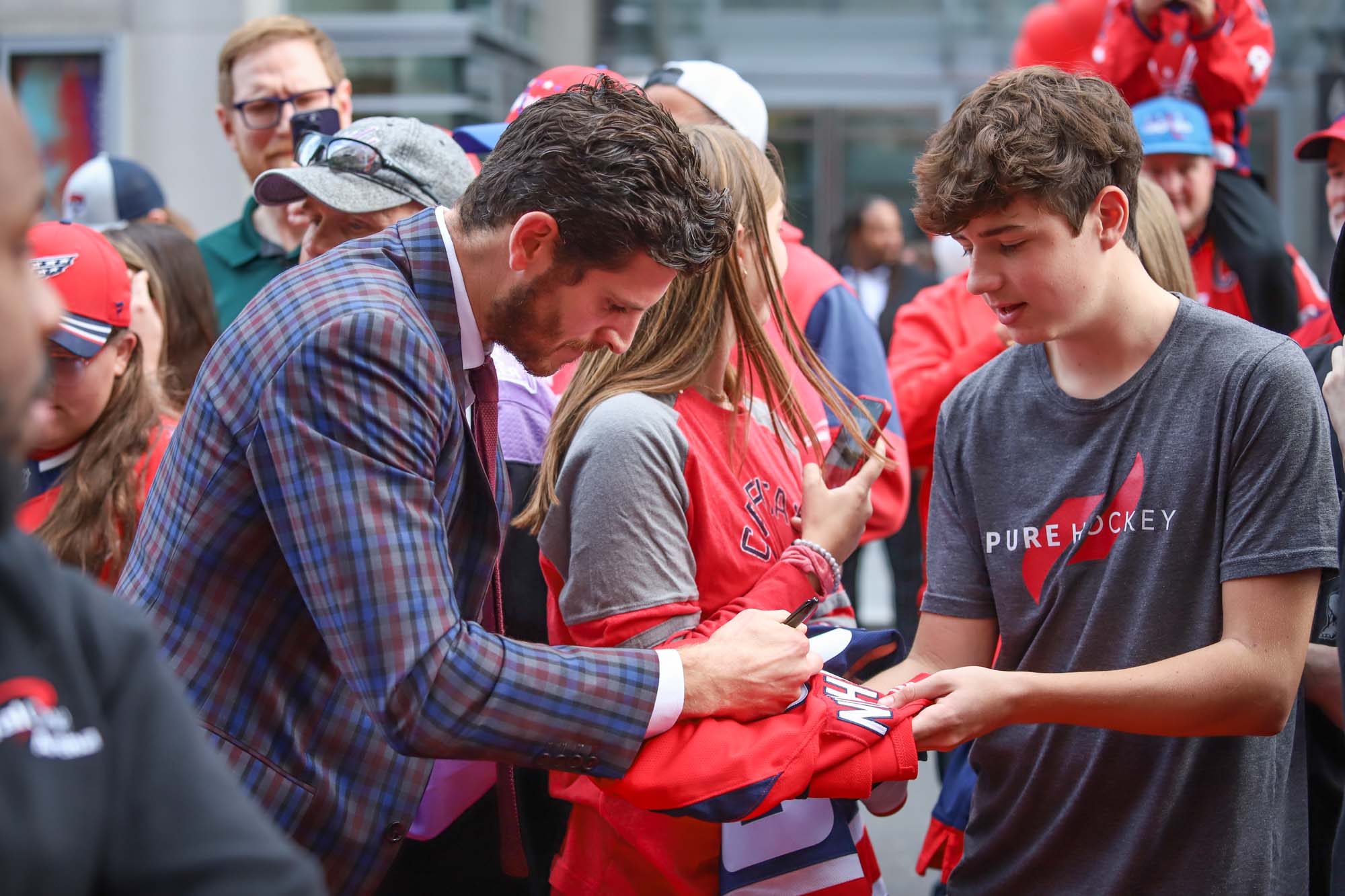 file-red-carpet-nic-dowd-signing-autographs-aland-3860