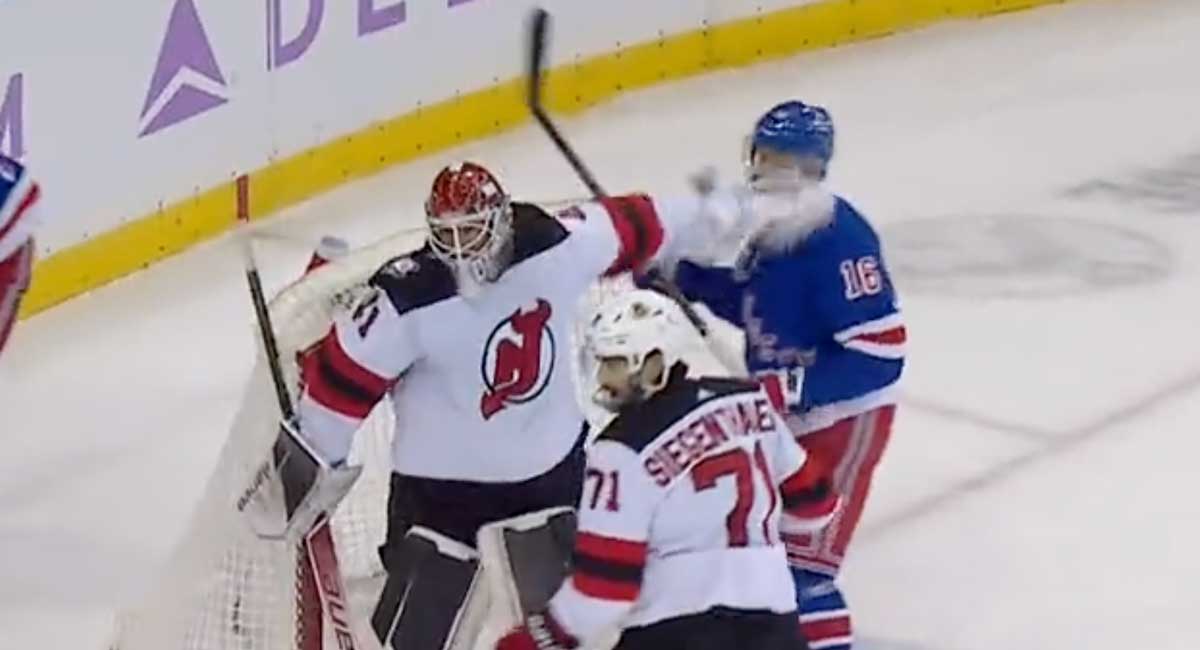Vitek Vanecek slaps Rangers player in face after getting bumped in crease