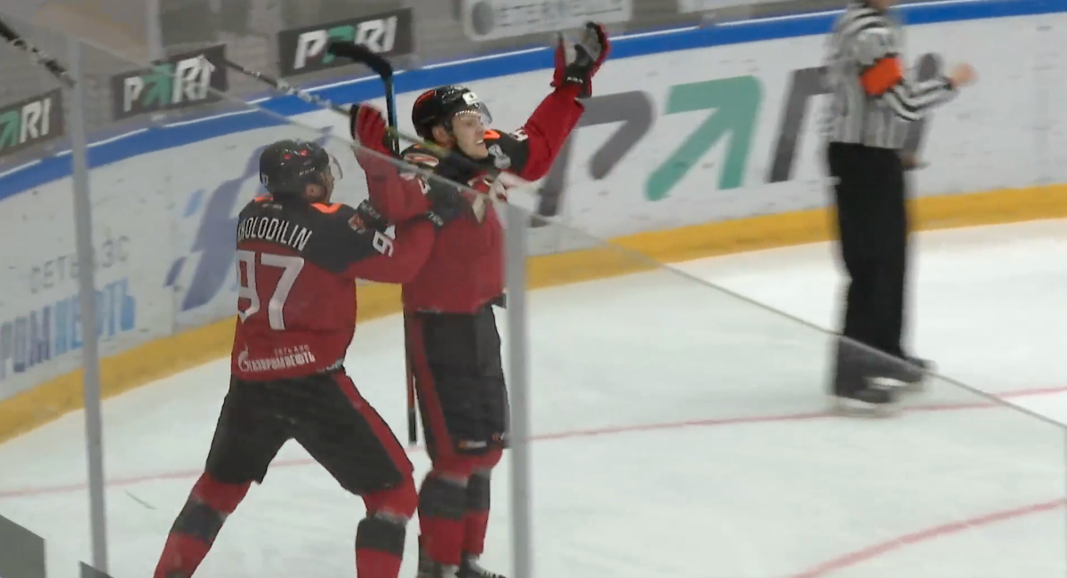 Ivan Miroshnichenko scores game-tying goal for Omsk Hawks in MHL playoffs