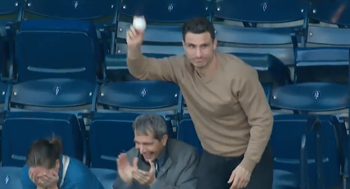 Garnet Hathaway makes unbelievable barehanded catch of foul ball at ...