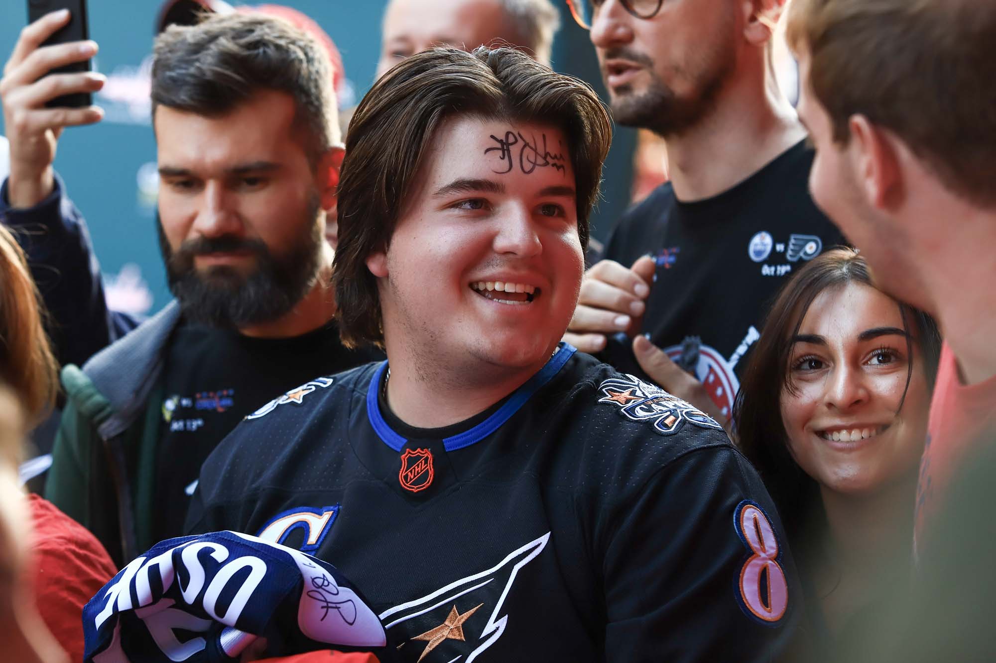 file-fan-forehead-oshie-autograph-red-carpet-aland-0288