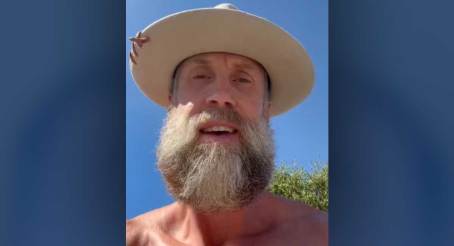 Joe Thornton announces retirement from NHL while shirtless
