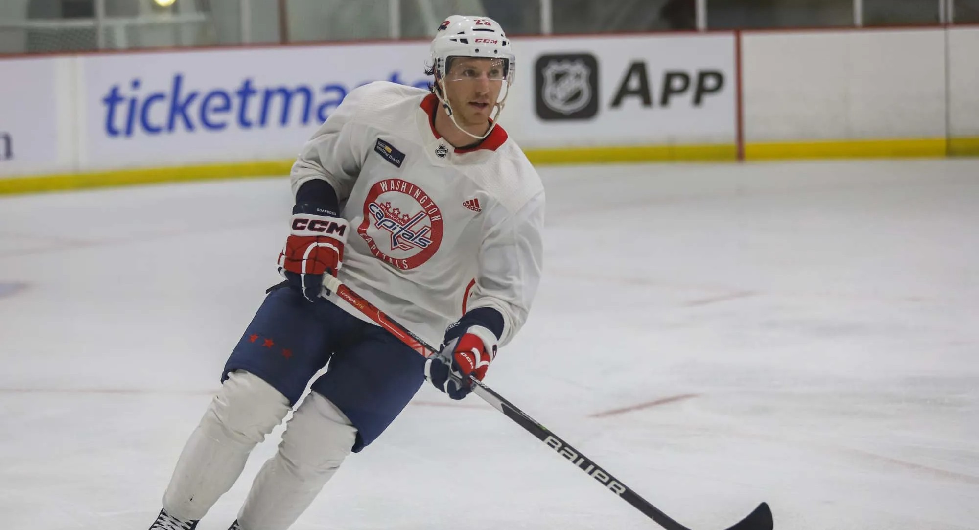 Nicklas Backstrom signs first N1KY apple for fan: ‘You didn’t throw it!’