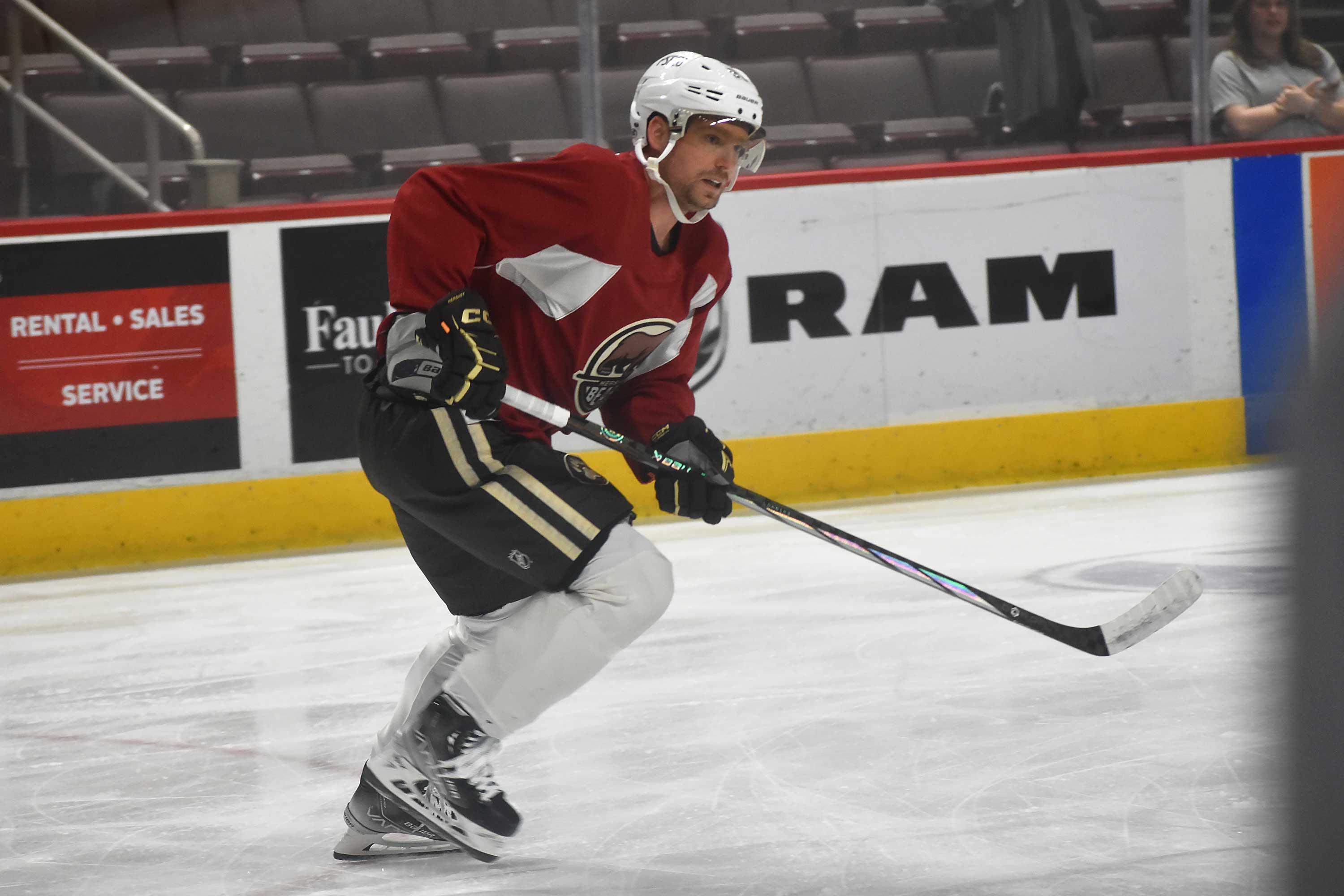 Evgeny Kuznetsov finally got in a milestone goal picture with Alex ...